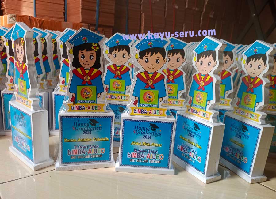 Piala Kelulusan BIMBA AIUEO Karakter Anak Lucu Bahan Kayu - Kayu Seru